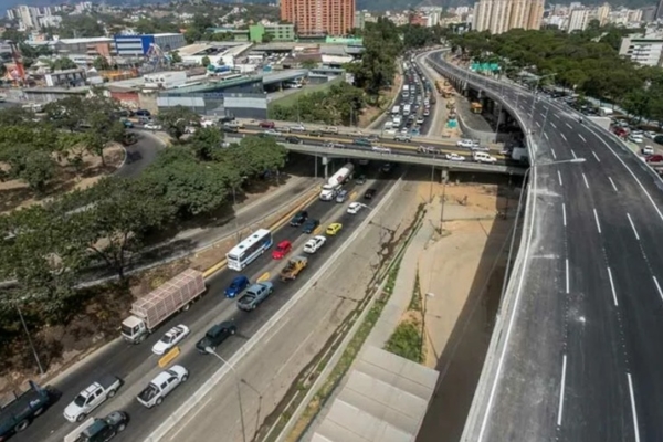 Accesos al puente Longaray en Caracas, completamente cerrados desde ...